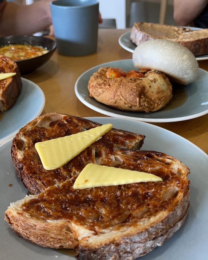 隐藏在慈济人文青年中心的「Slow Bakes Cafe Bakery」 坐拥湖泊美景+自家烘焙面包，享受与世隔绝的安静🍃 - 🇸🇬新加坡省钱 ...