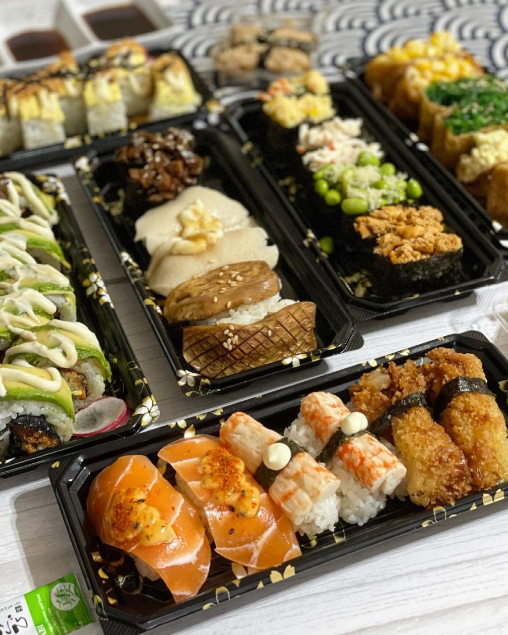 吃素新选择‼首间素食寿司「Saute Sushi」🍣植物肉制成、口感味道佳👍小火车将食物送到你面前！ - 🇸🇬新加坡省钱皇后-皇后情报局