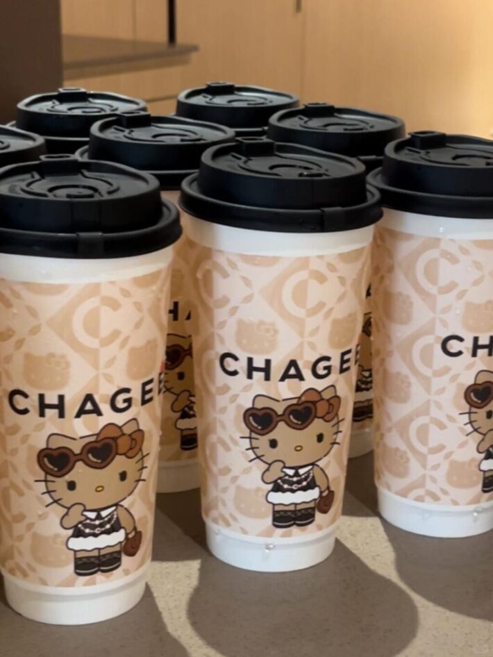黑皮凯蒂猫太可爱！CHAGEE × Sanrio 联名来袭，12月12日起全岛要准备排队了！ - 🇸🇬新加坡省钱皇后-皇后情报局